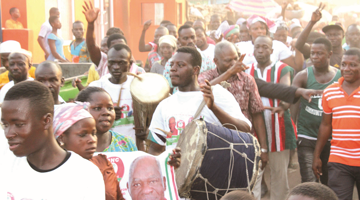 Edward Mahama interacts with traders at Old Fadama - Graphic Online