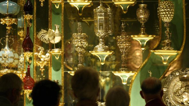 Dresden Green Vault robbery: Thieves break into treasure museum ...