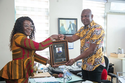 Graphic MD receives outstanding CEO award - Graphic Online