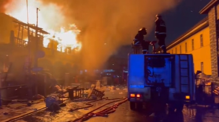 Blaze engulfs shops opposite Accra Central Police Station – Firefighter ...