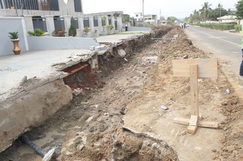 Occupants of structures on motorway resist demolition - Graphic Online