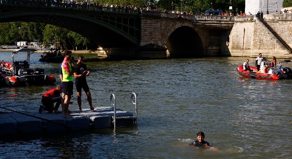VIDEO: Paris mayor swims in Seine River, declares it clean for 2024 ...