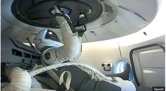 SpaceX Polaris Dawn spacewalk: Watch playback of billionaire's first ...
