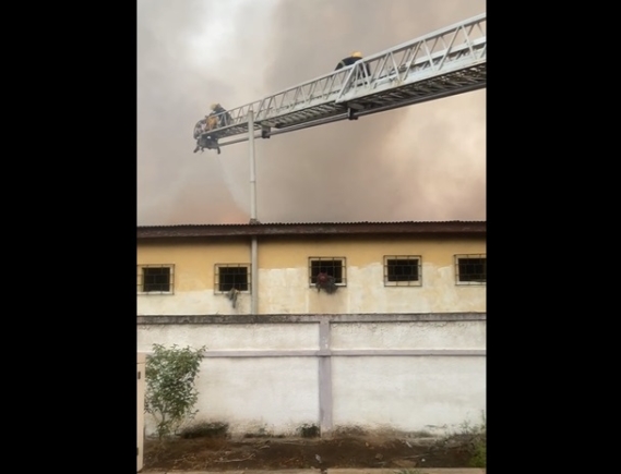 Fire outbreak at Kantamanto market in Accra, 13 fire tenders battling ...