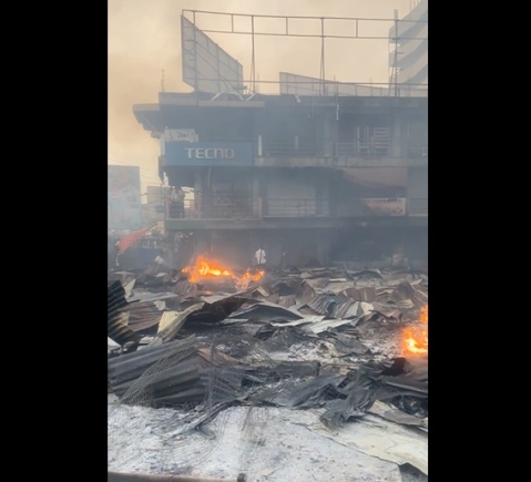 Fire outbreak at Kantamanto market in Accra, 13 fire tenders battling ...