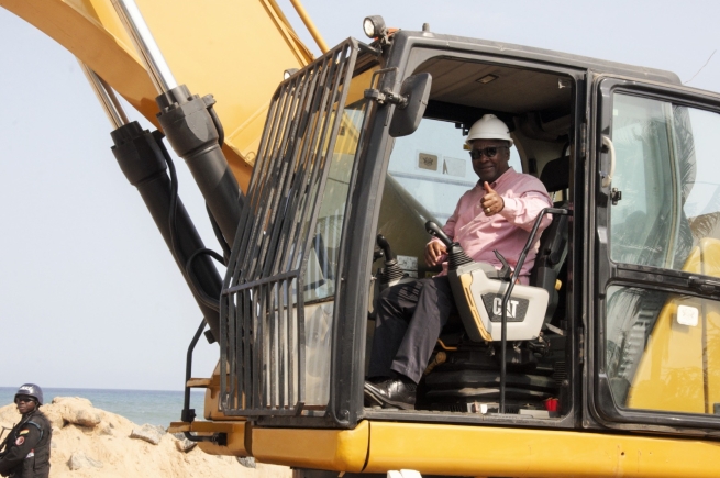 Mahama breaks ground for coastal protection project to save 5 Volta ...