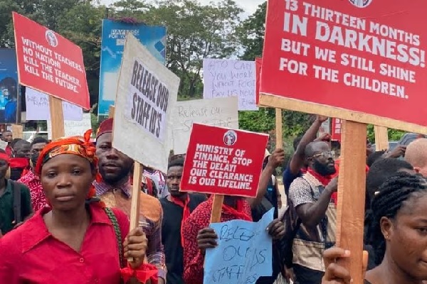 Newly employed teachers protest unpaid salaries - Graphic Online