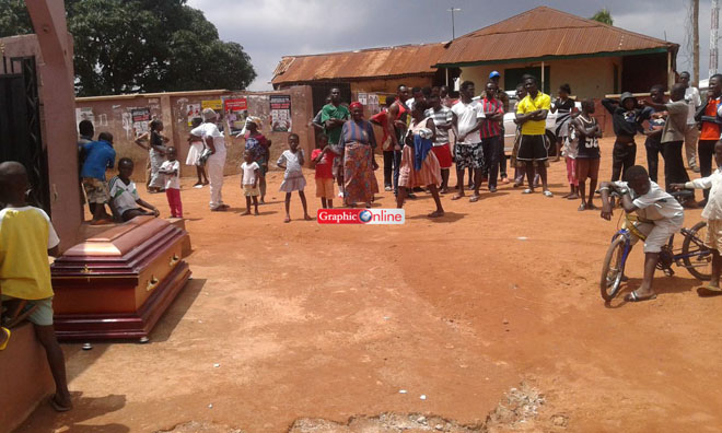 Photos: Strange coffin visits Fumesua chief’s palace - Graphic Online